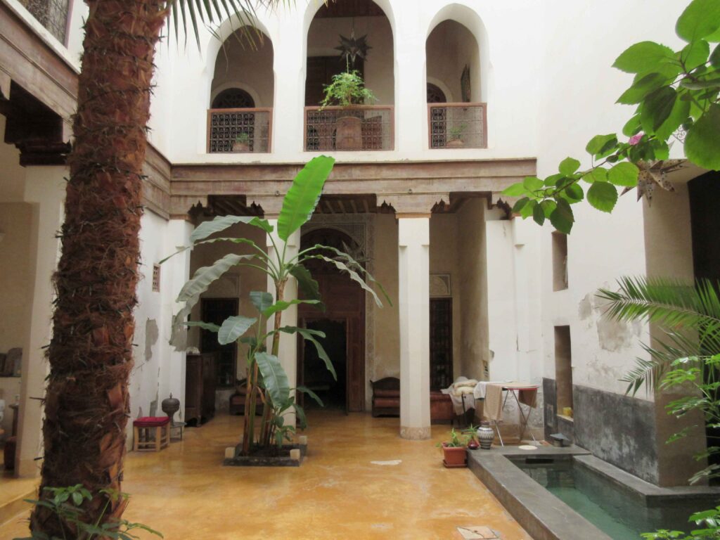 Authentic riad, very beautiful architecture, old elements, pool and car ...